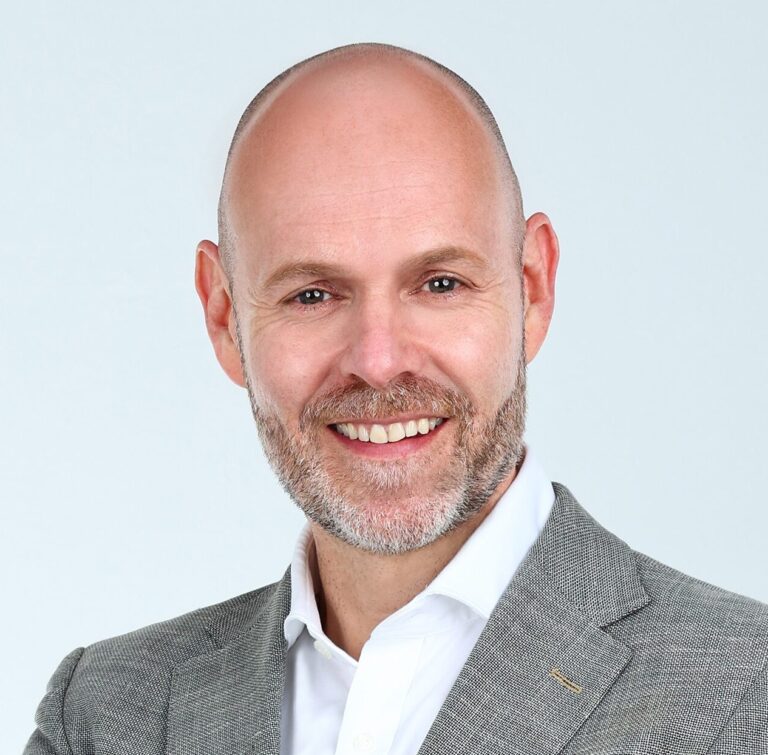 Bio James Cook - CS Summit